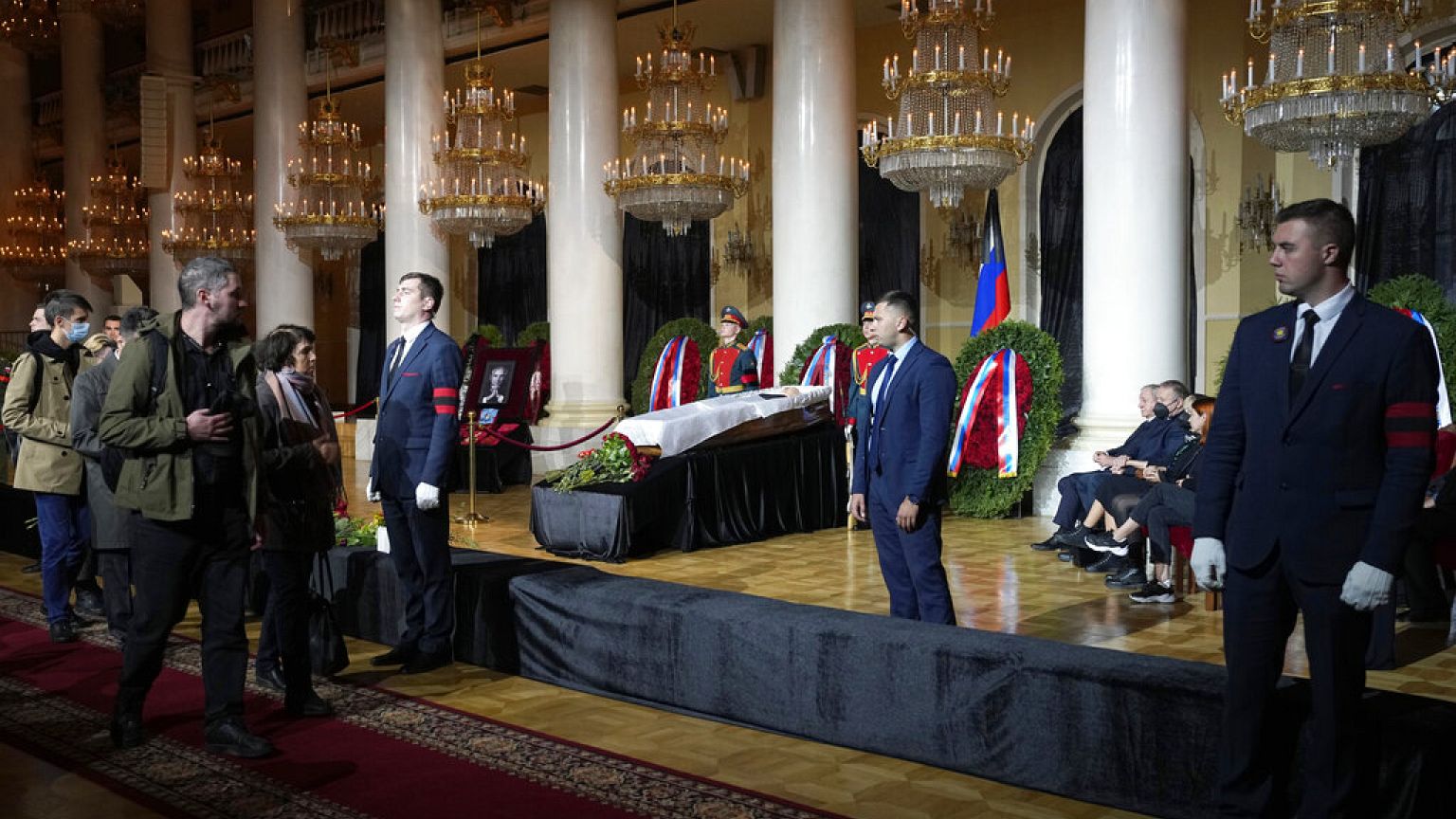 Civilek és közjogi méltóságok rótták le kegyeletüket Mihail Gorbacsov ...