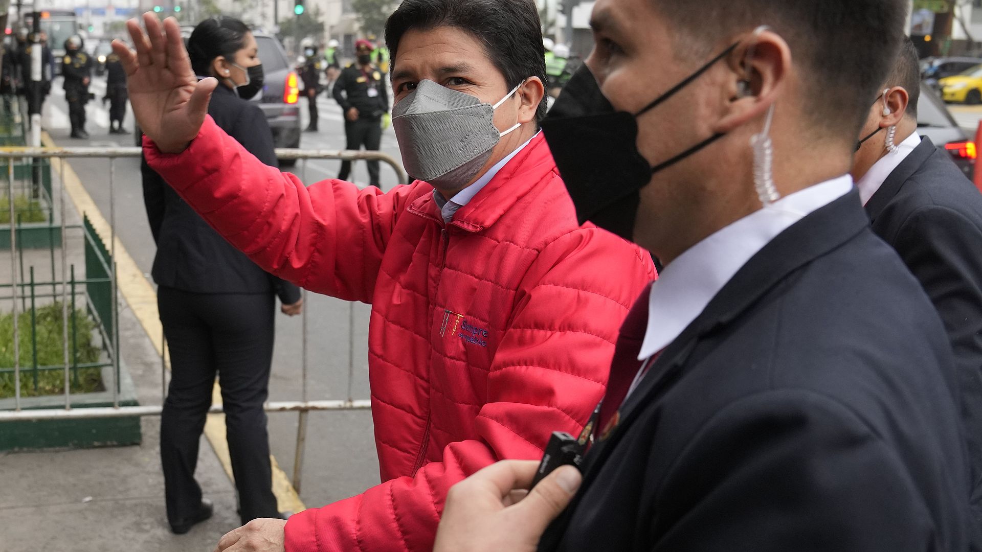 Pedro Castillo da la cara a la justicia en medio de un mar de ...