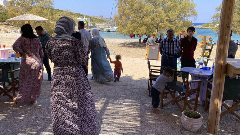 More than a hundred Yazidis sleeping outside Greek refugee camp | Euronews