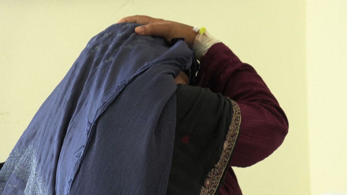 وضعیت وخیم سلامت روان در افغانستان؛ برخی زنان به مرگ موش یا حلق‌‌آویز ...