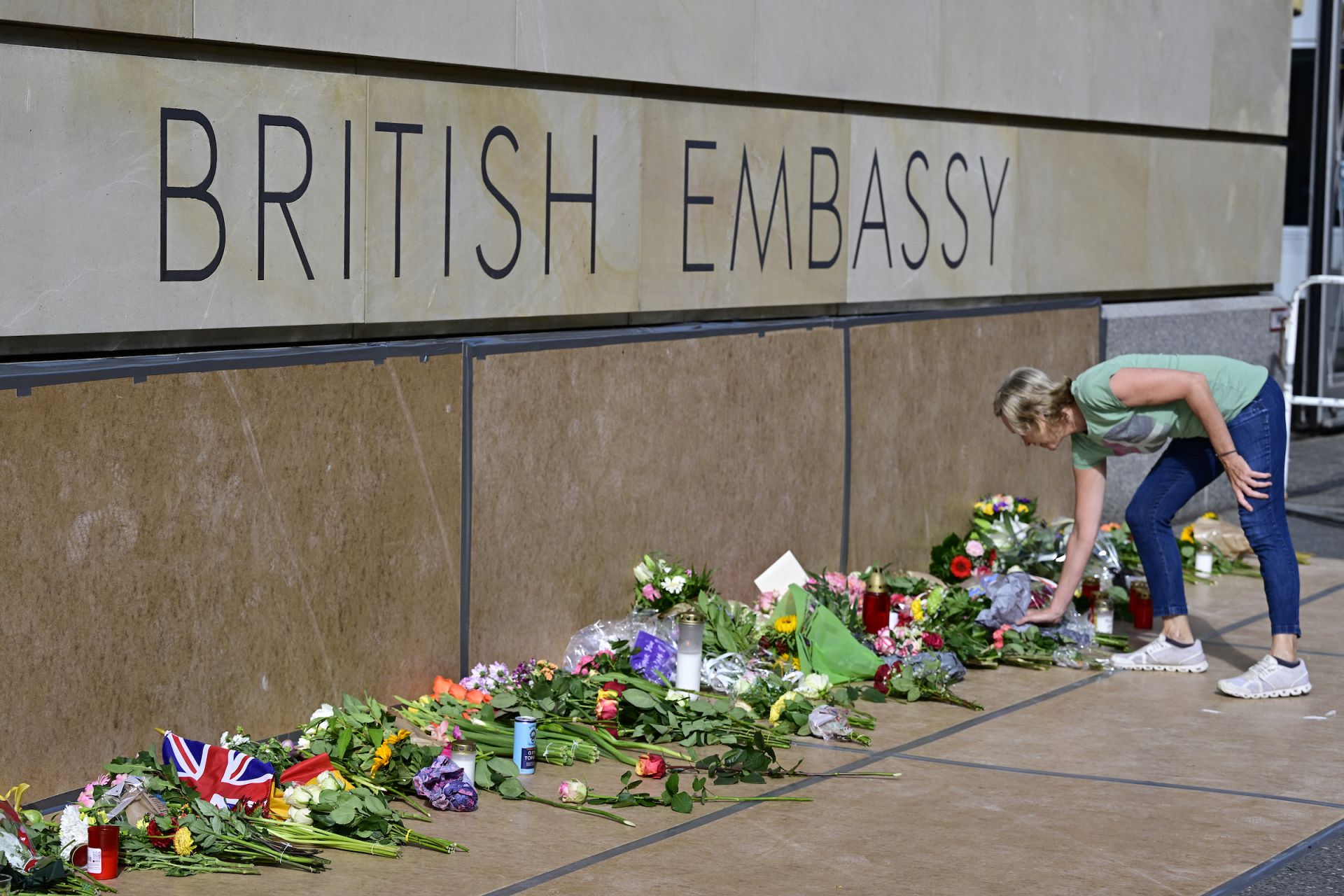 In pictures: The world pays tribute to Queen Elizabeth II | Euronews