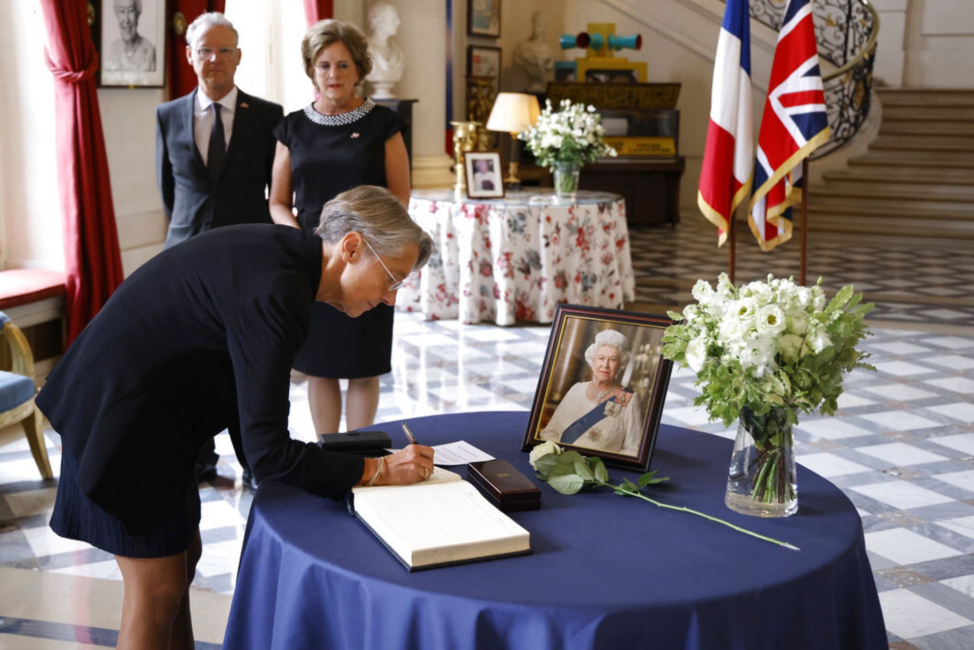 Cordoglio internazionale, il mondo intero rende omaggio alla regina ...