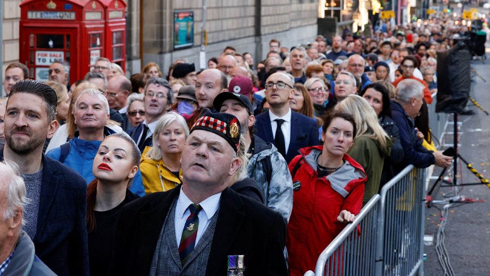 Thousands line up overnight to pay respects to Queen at Edinburgh ...