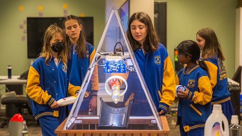 This AI-powered ‘smart bin’ sorts recycling by itself | Euronews