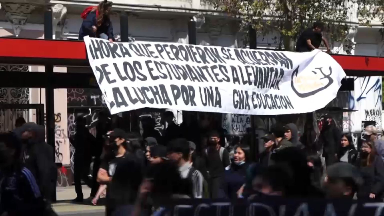 Junge Menschen protestieren in Santiago für besseres Bildungssystem ...