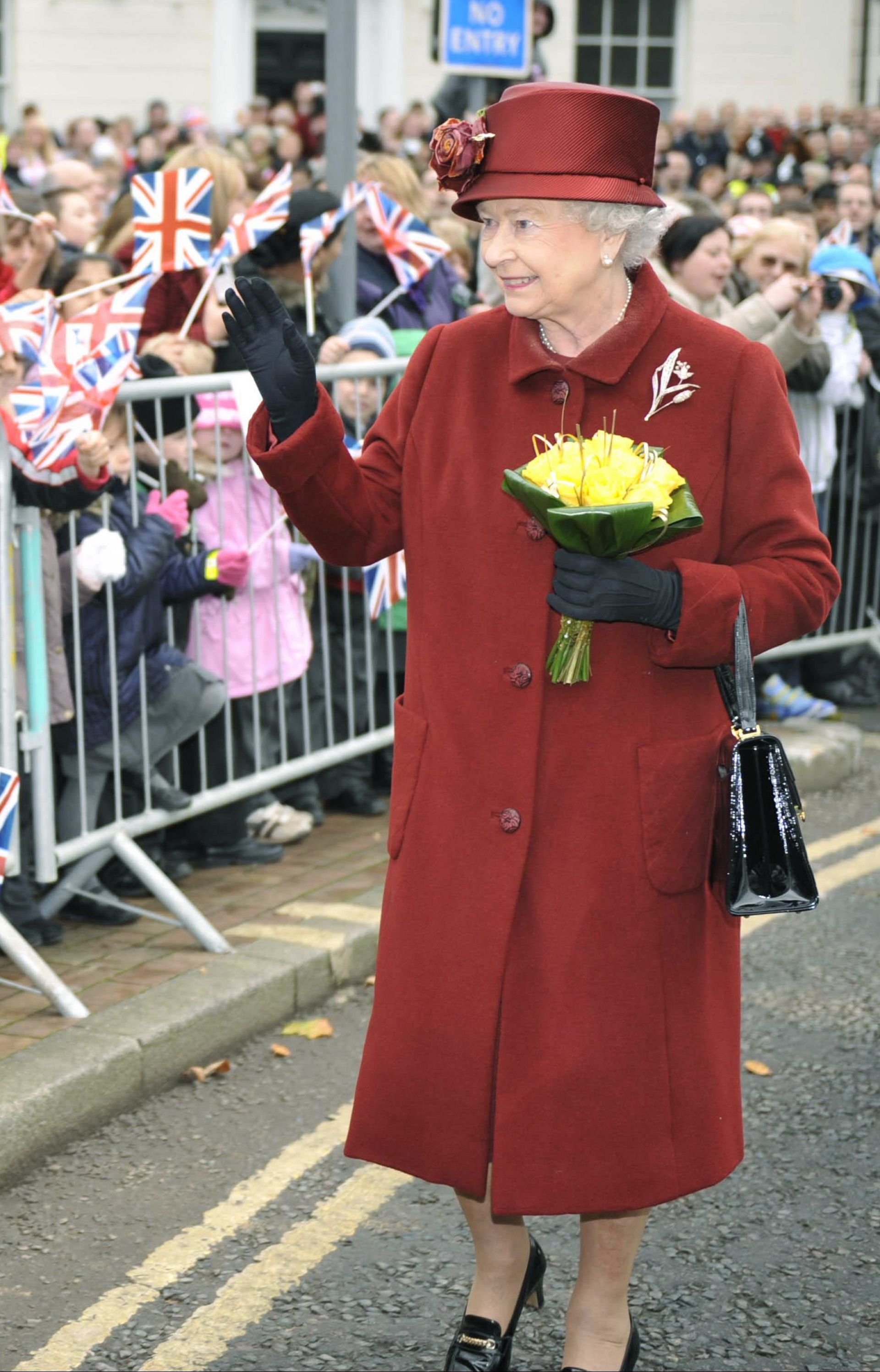 The Queen: a constant in British life through fashion choices | Euronews