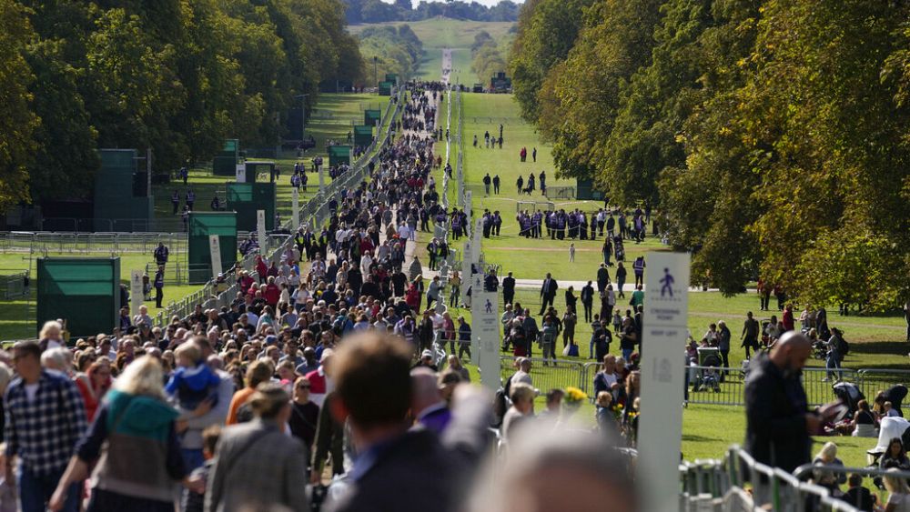 People urged not to join Queen queue amid lengthy waiting times | Euronews