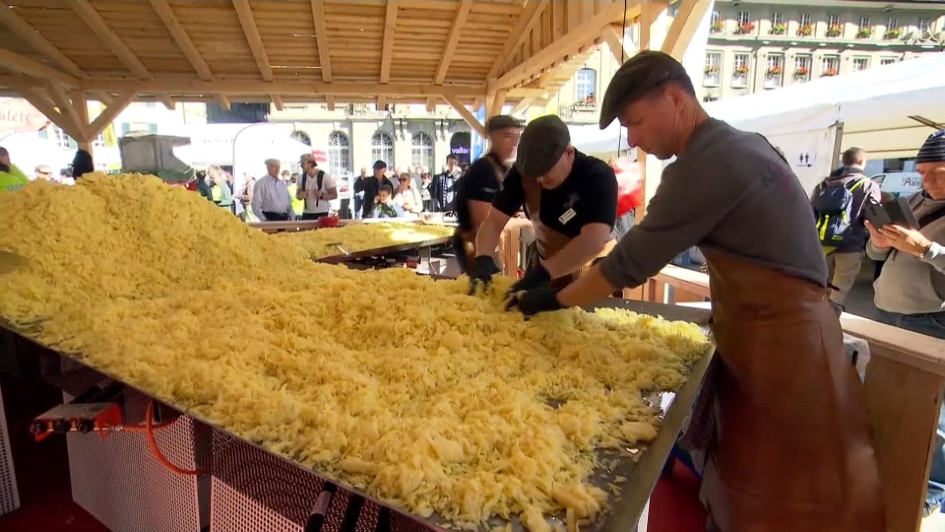 1,350 kilos of potatoes used to cook up world's largest rösti in ...