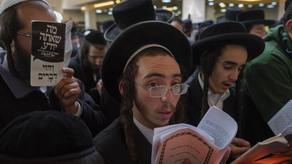 Milhares de judeus hassídicos assinalam Ano Novo Judaico na Ucrânia ...