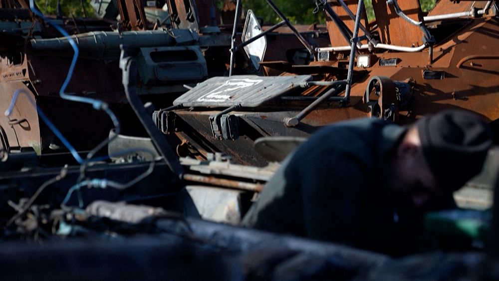 VIDEO : A Ukrainian mechanic strips Russian tanks for parts. | Euronews
