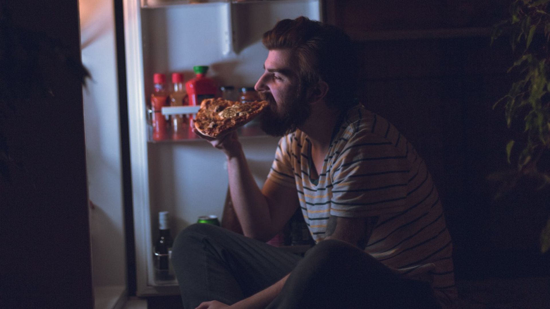 Eating late at night makes you hungrier and increases the risk of ...