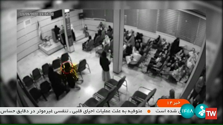 Irán: közzétették a rendőrségi felvételeket Mahsza Amini őrizetbe ...