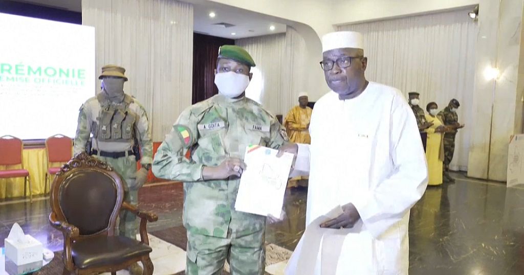 Mali: Junta leader Assimi Goita receives draft constitution | Africanews