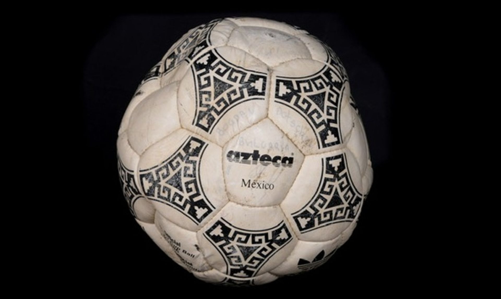 Football : le ballon touché par la "main de Dieu" de Maradona aux ...