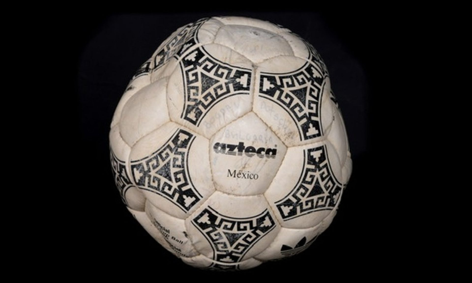 Football : le ballon touché par la "main de Dieu" de Maradona aux ...