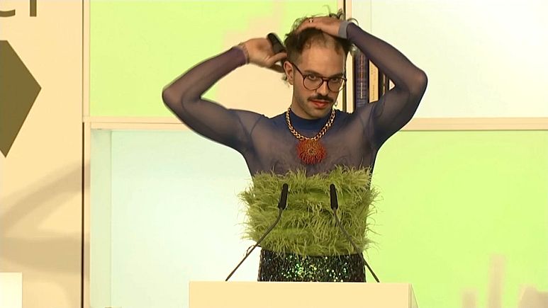 German Book Prize winner Kim de l’Horizon shaves head in solidarity ...