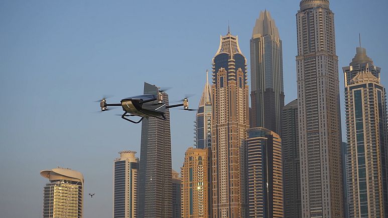 VIDEO : XPeng flying car takes to the sky in Dubai | Euronews