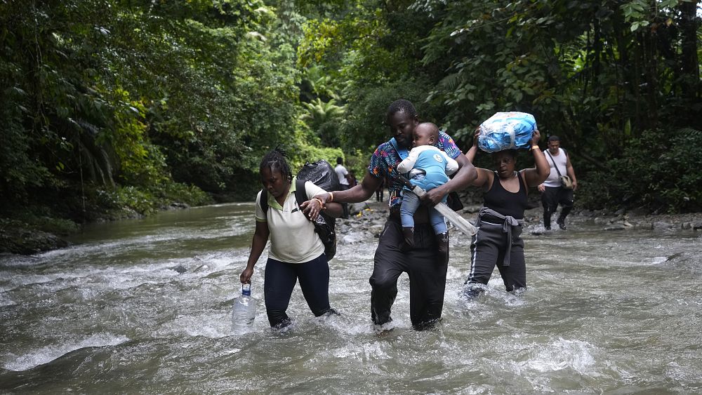 Miles de personas cruzan la selva panameña del Darién rumbo a una vida ...