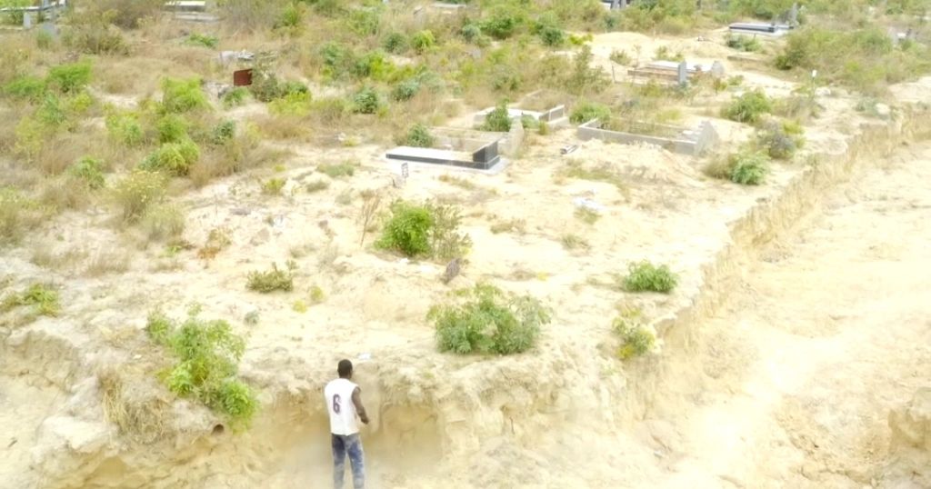 Zimbabwe: Impoverished residents of Epworth turn to sand poaching in ...