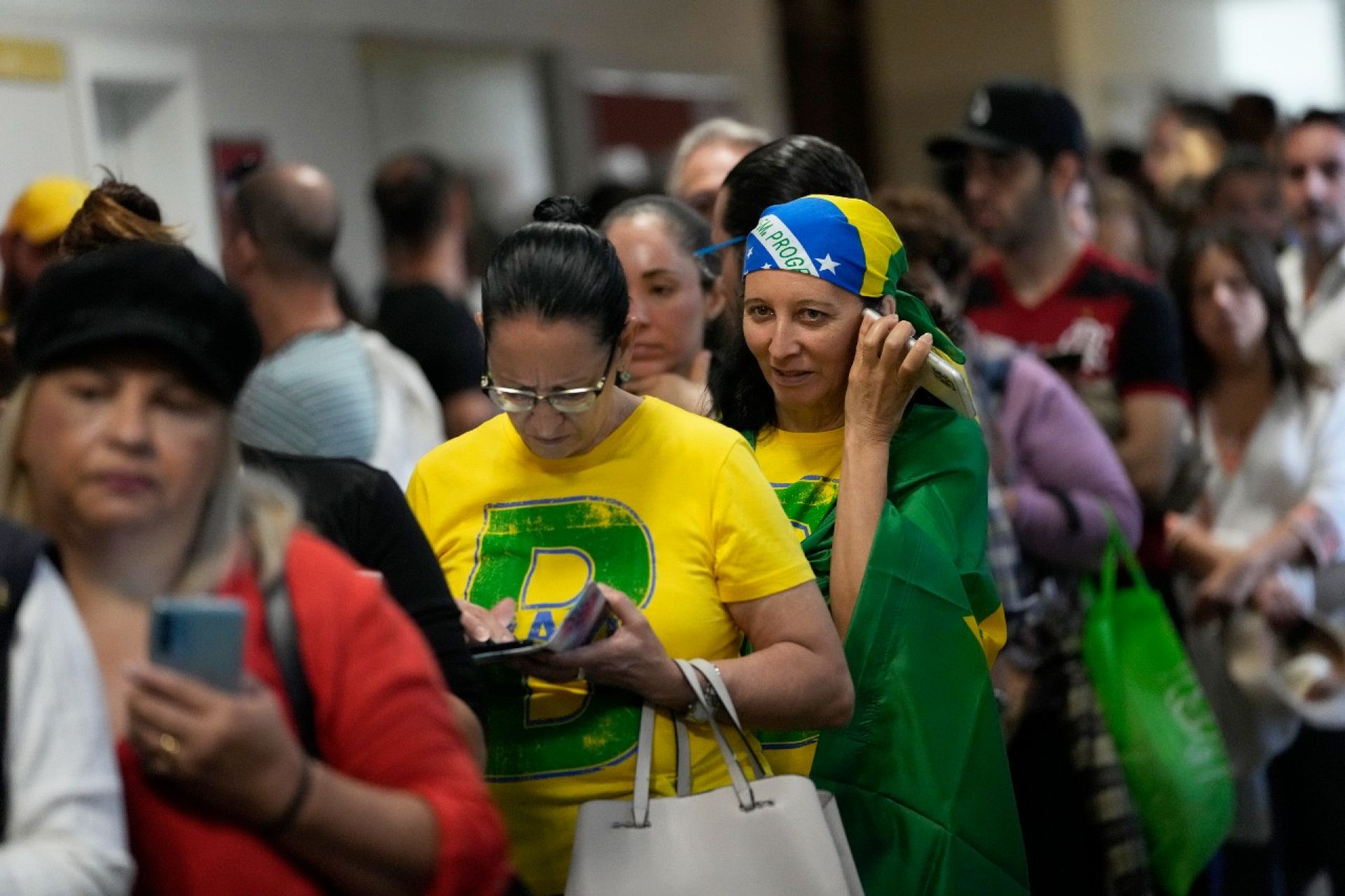 Brazil election: Lula beats Bolsonaro in historic presidential runoff ...
