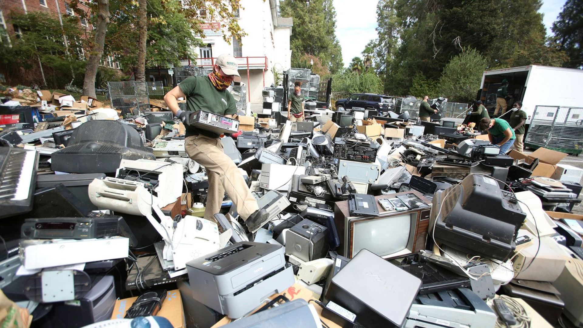 How much e-waste does Europe generate, recycle and repair? | Euronews