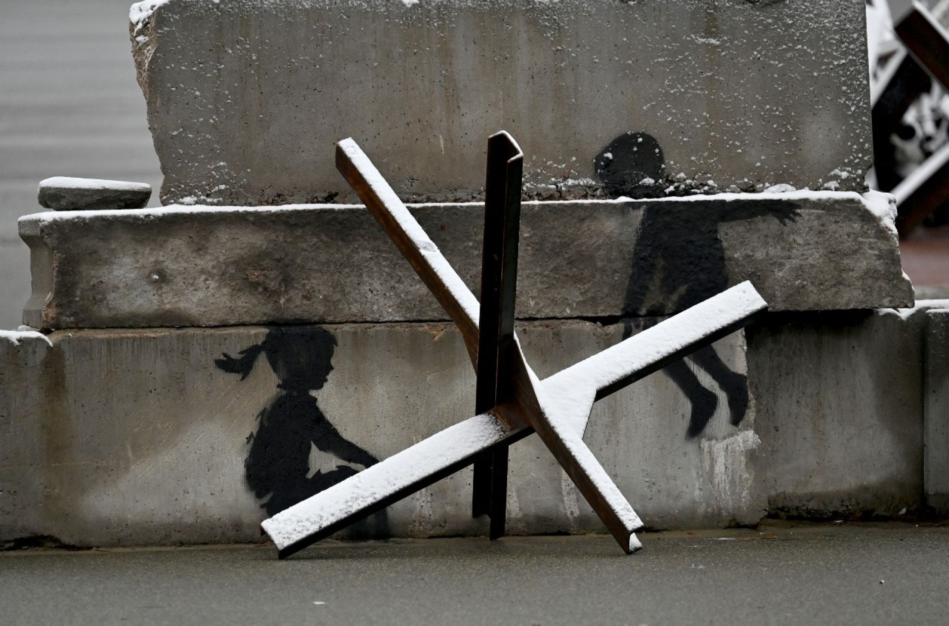 L'arte di banksy in Ucraina: sette opere per denunciare la follia della ...