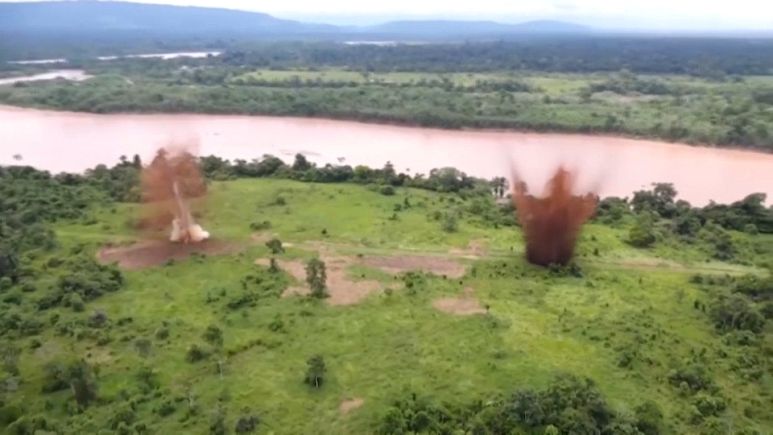 Bombardeo a una pista de aterrizaje de narcotraficantes en Perú | Euronews