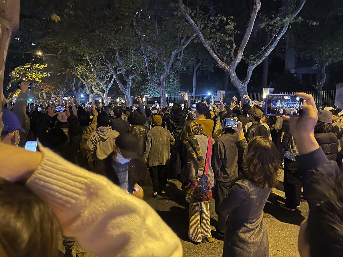 Chinese authorities crackdown amid rare protests against COVID rules ...
