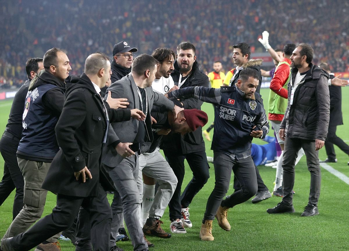 Göztepe ile Altay arasında oynanan olaylı maçta neler yaşandı? | Euronews
