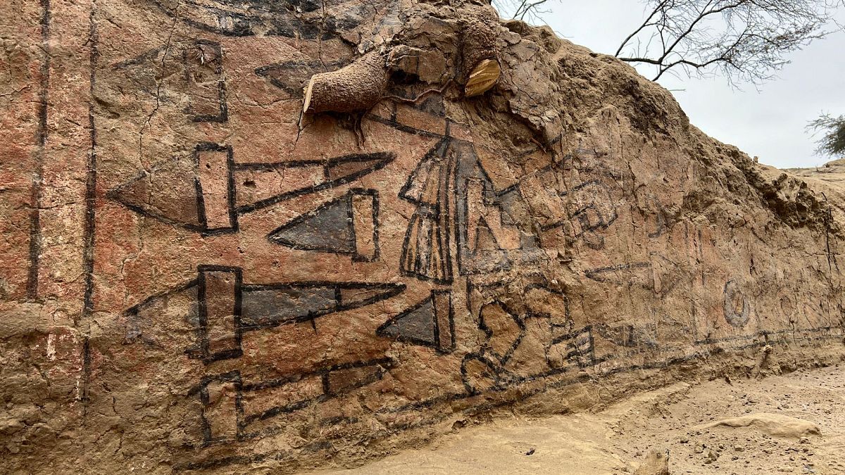 Archaeology students uncover long-lost pre-Hispanic mural in Peru ...