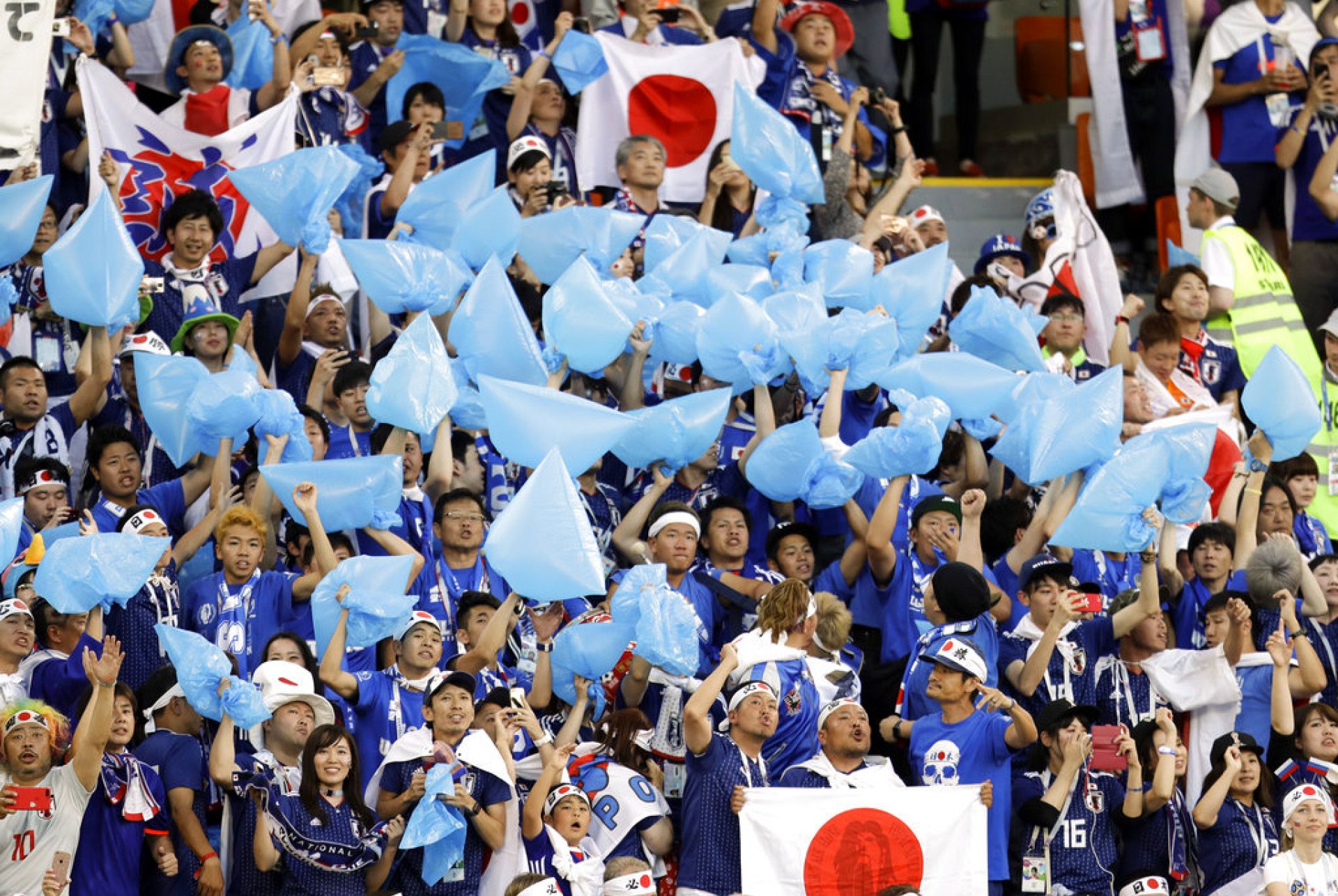 Keep Qatar Tidy: Japan's rubbish collecting football fans become World ...