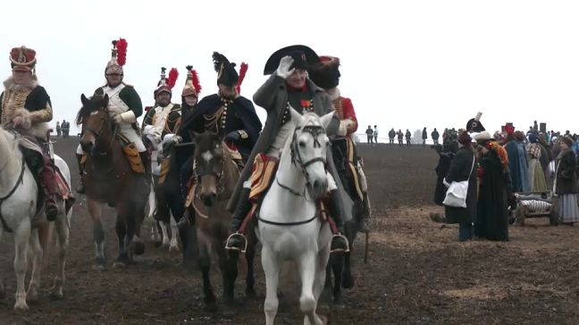 La bataille d'Austerlitz, reconstituée, alors que la guerre est de ...