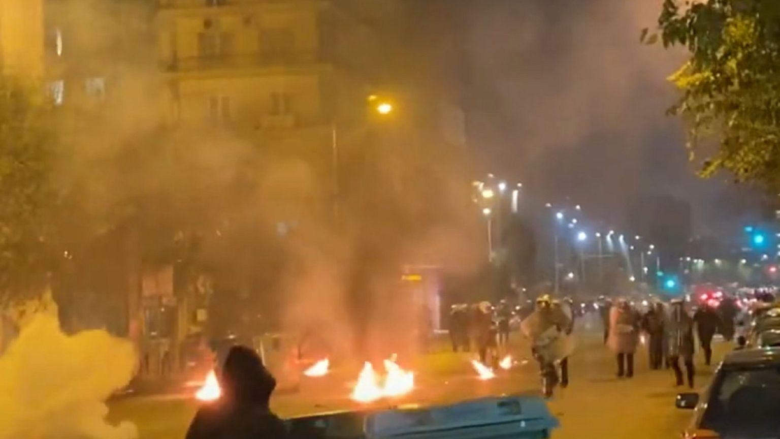 Επεισόδια στη Θεσσαλονίκη μετά τον πυροβολισμό 16χρονου από αστυνομικό ...