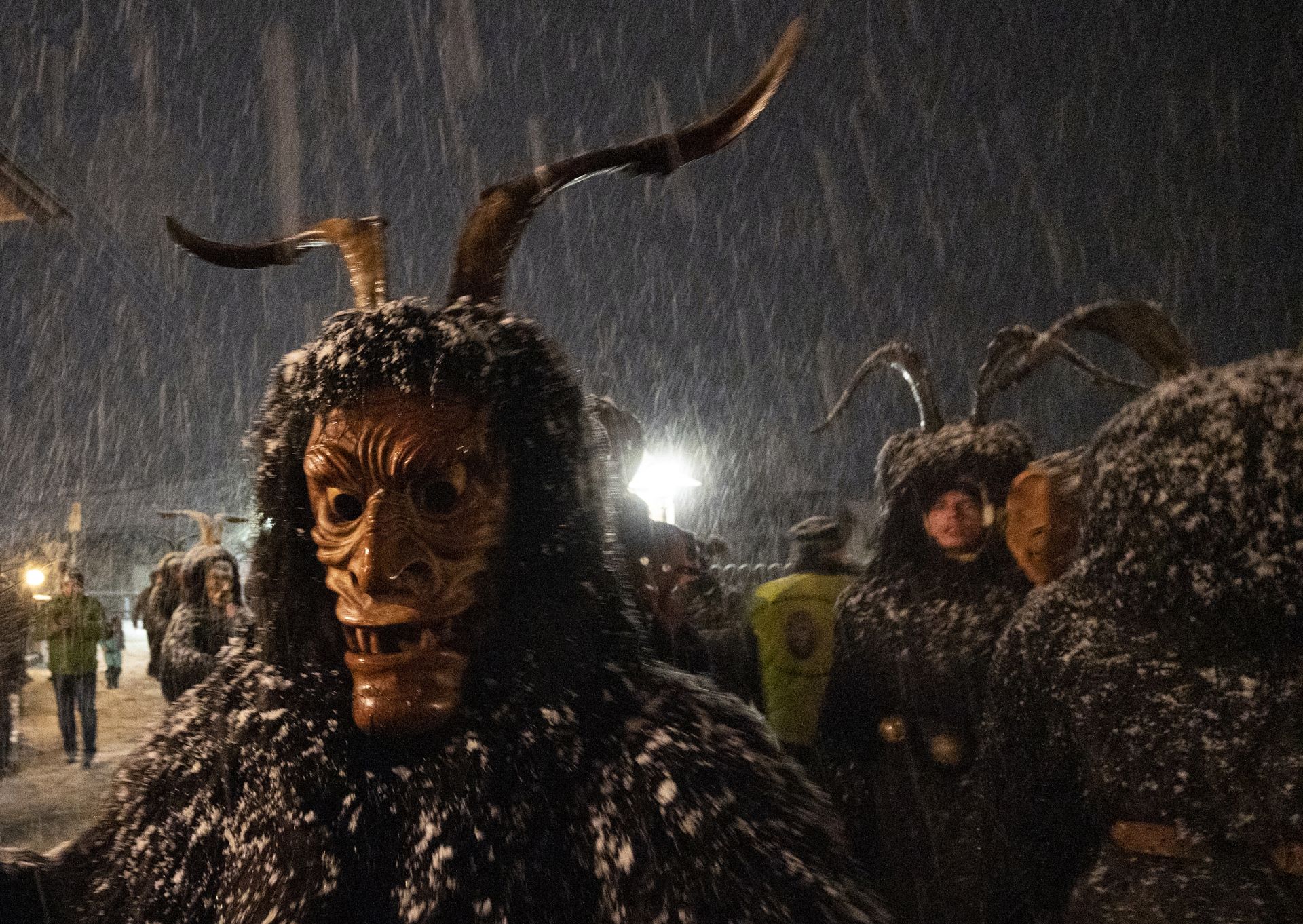 Avec ses "Krampus", la Saint-Nicolas fait toujours peur en Autriche | Euronews