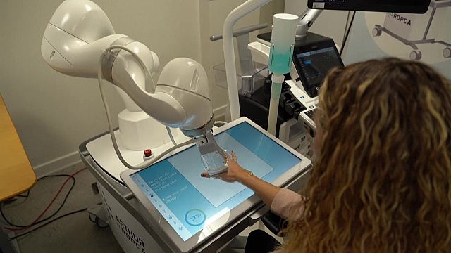 This ultrasound robot screening patients for rheumatoid arthritis could ...