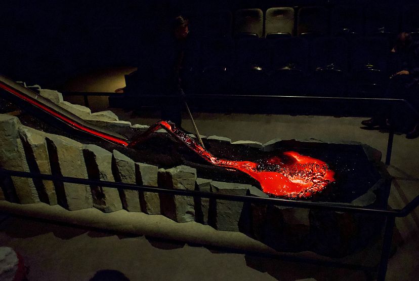 Molten hot: Icelandic show recreates volcanic eruptions by pouring lava ...