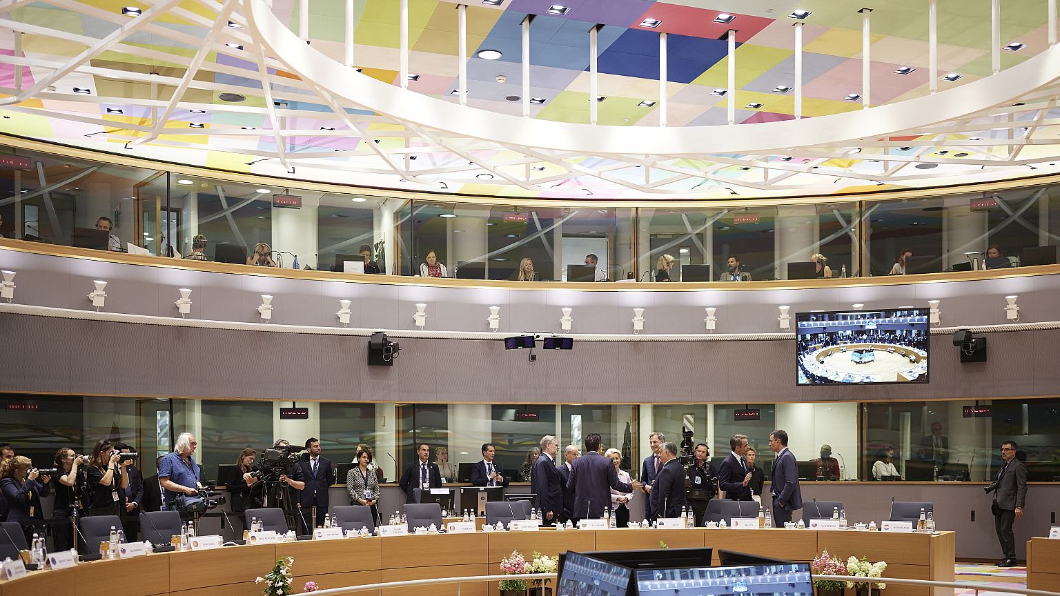 Η ΕΕ παρακάμπτει τον Όρμπαν και απελευθερώνει τα 18 δισ. για την ...