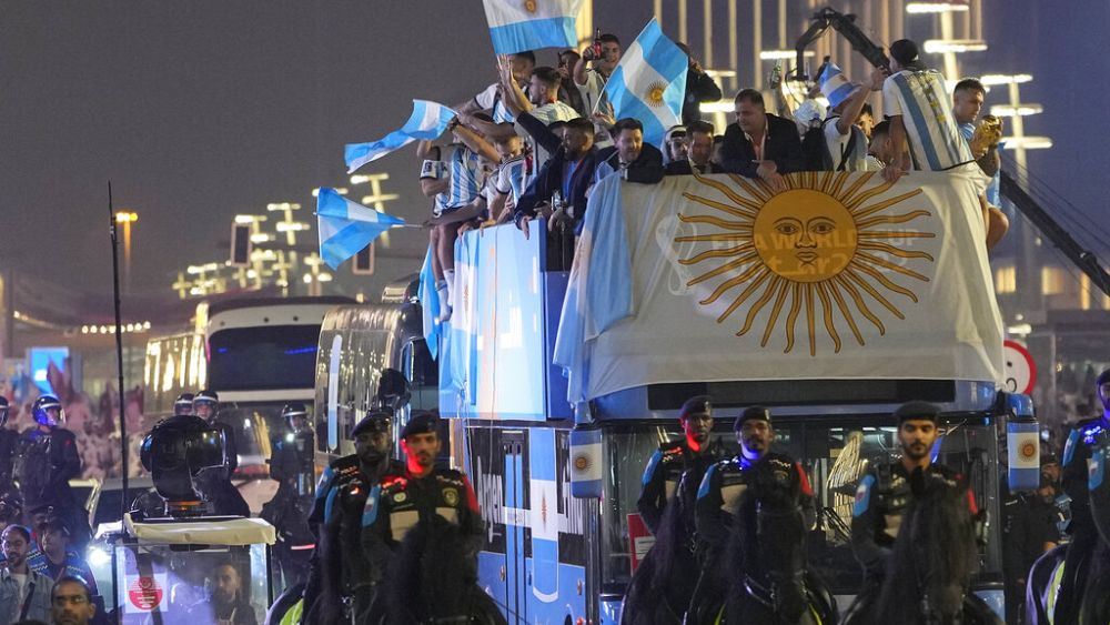 VIDEO : Watch: Open-top bus parade in Doha for Argentina’s World Cup ...