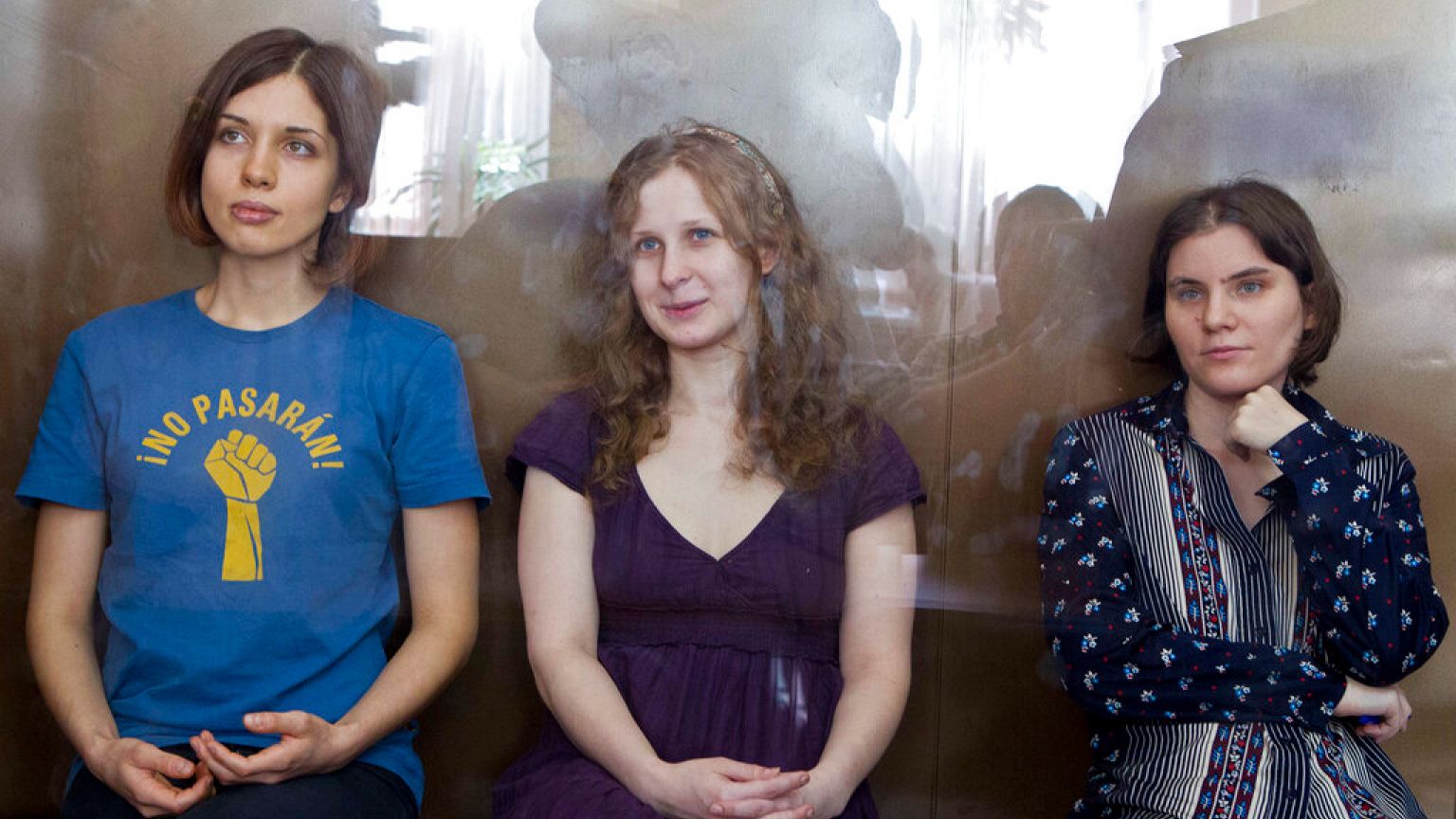 Rus feminist punk rock grubu Pussy Riot'un Dünya Kupası finalinde eylem ...