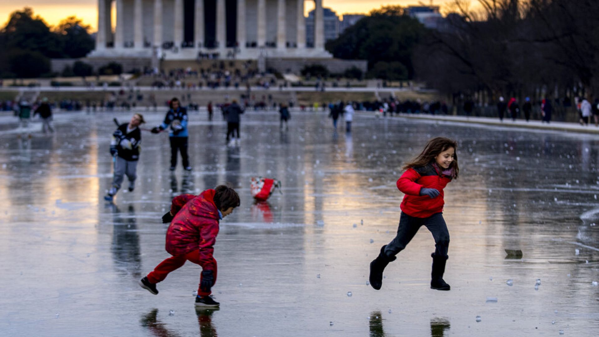 Video. Reflecting Pool in US capital covered with ice | Euronews
