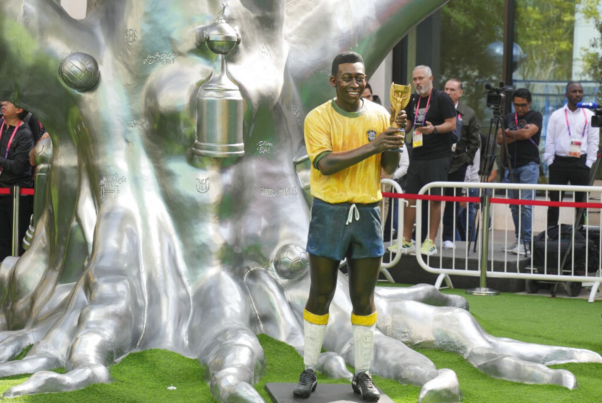 Brazilian football legend Pelé dies aged 82 | Euronews