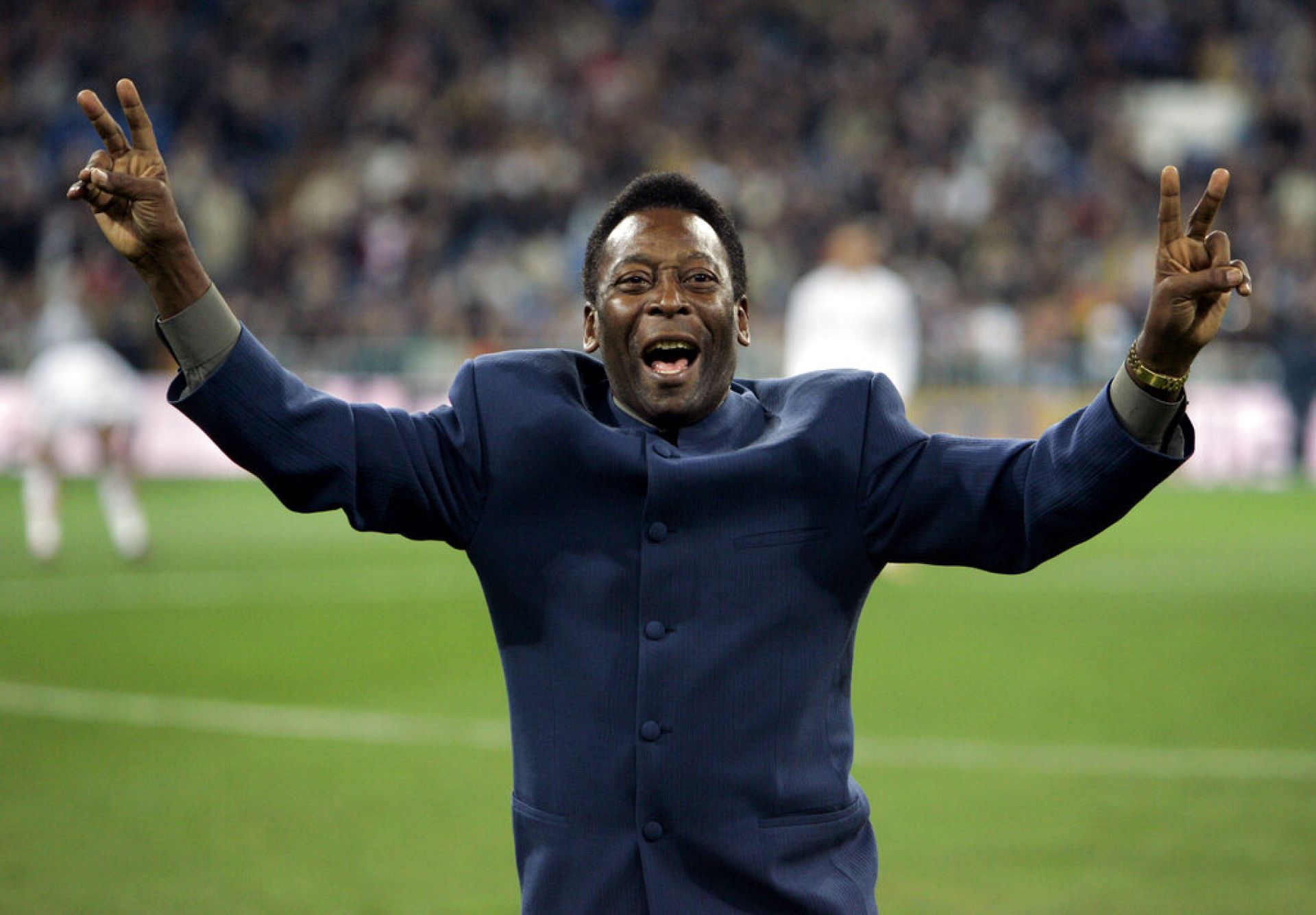Brazilian football legend Pele dies aged 82 after cancer battle | Euronews