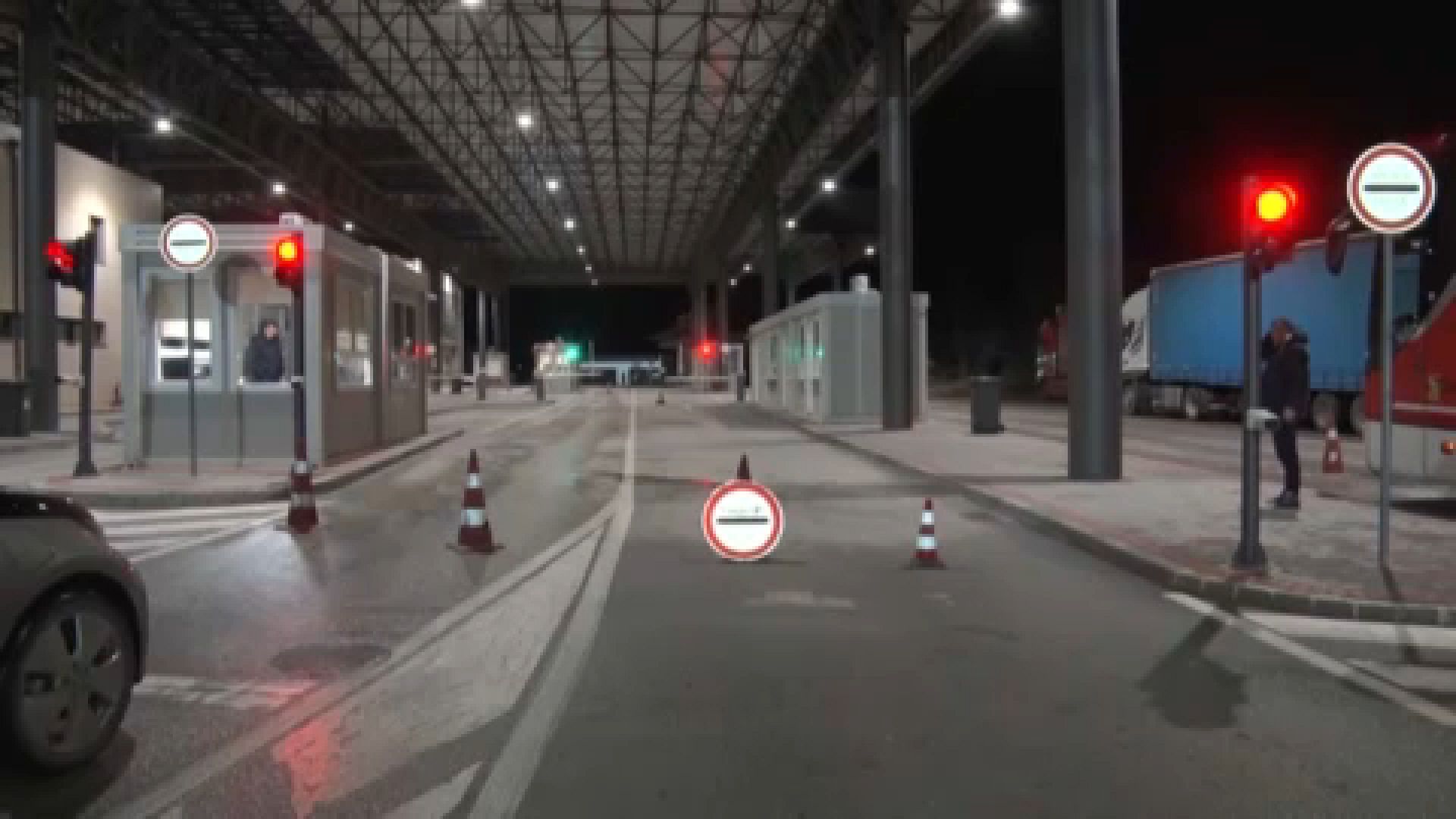 Sırbistan'daki barikatın ardından Kosova, Merdare Sınır Kapısı'nı ...