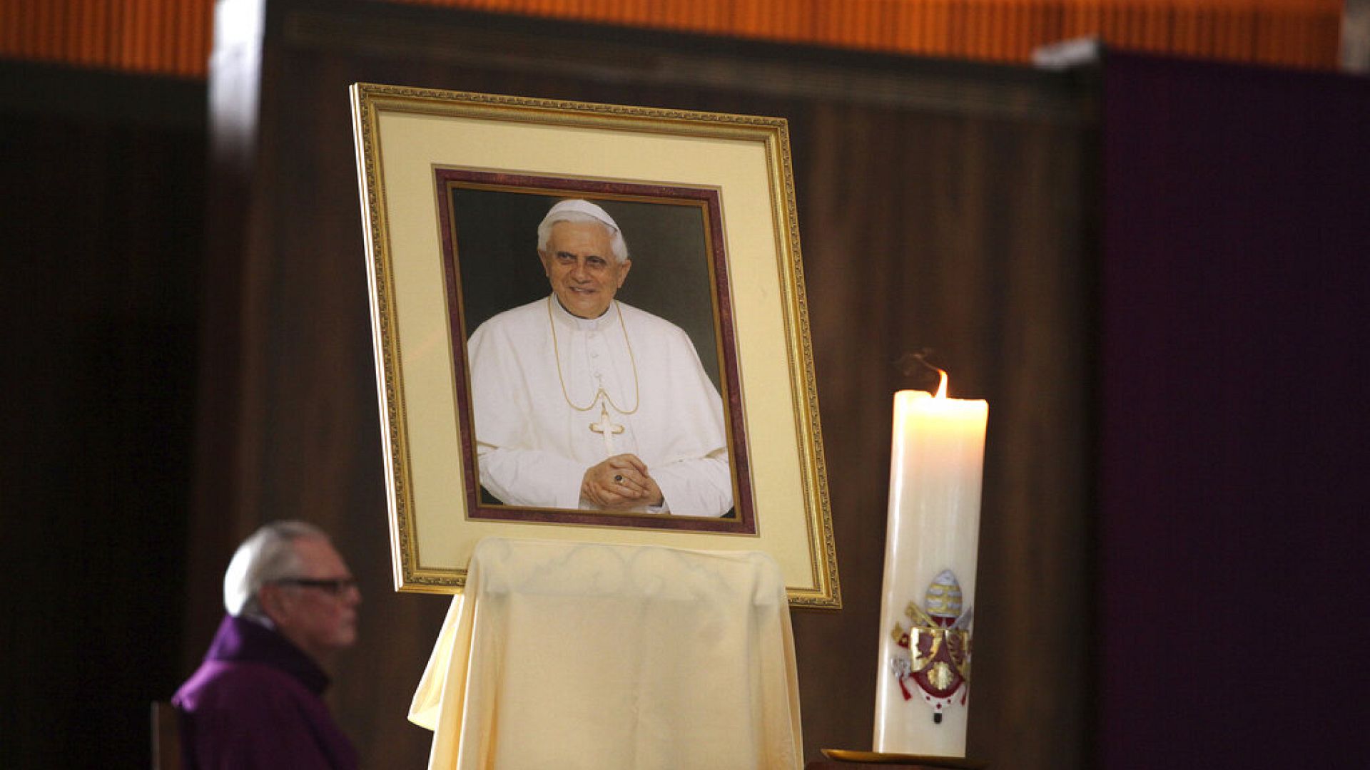 Pope Francis says Benedict XVI is 'very ill' and asks faithful to pray ...