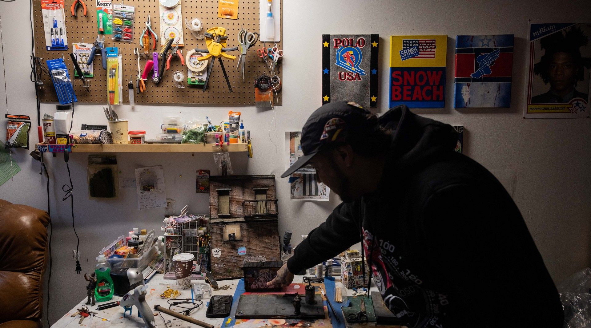 New York artist turns street scenes into miniature art objects | Euronews
