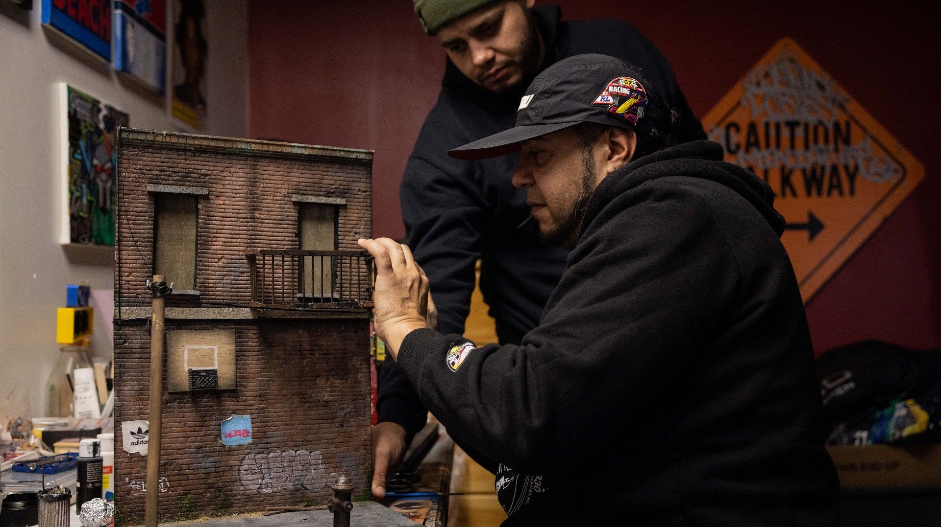 New York artist turns street scenes into miniature art objects | Euronews