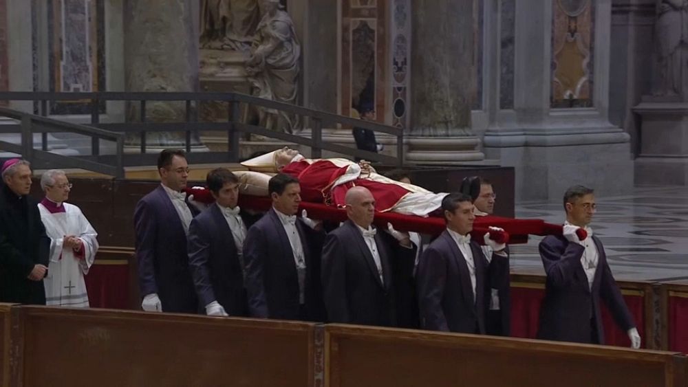 VIDEO : Pope Emeritus Benedict XVI lies in state at St. Peter's ...