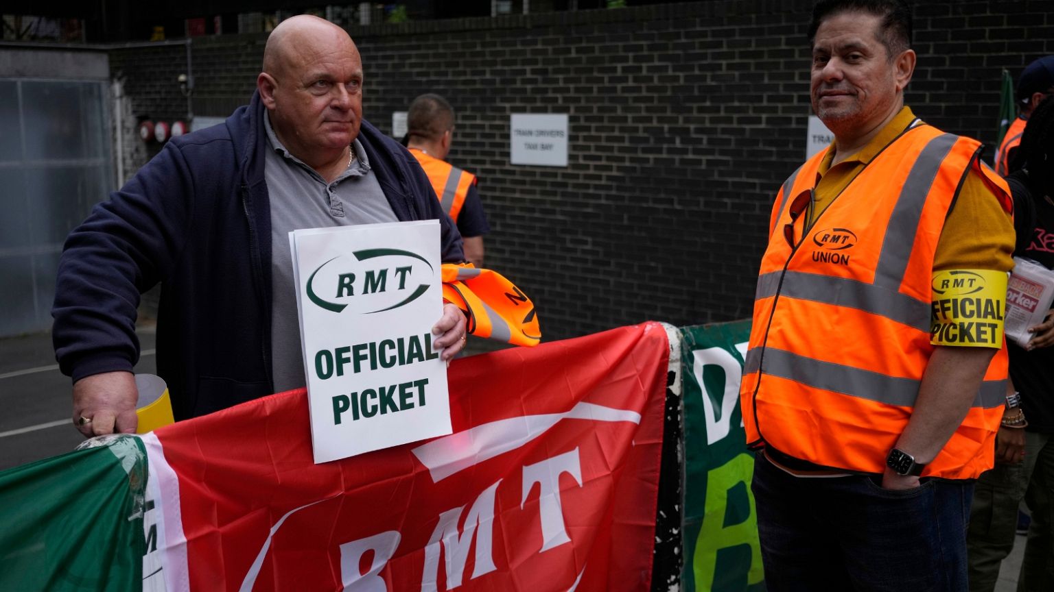 British rail workers start new year with week-long strike | Euronews