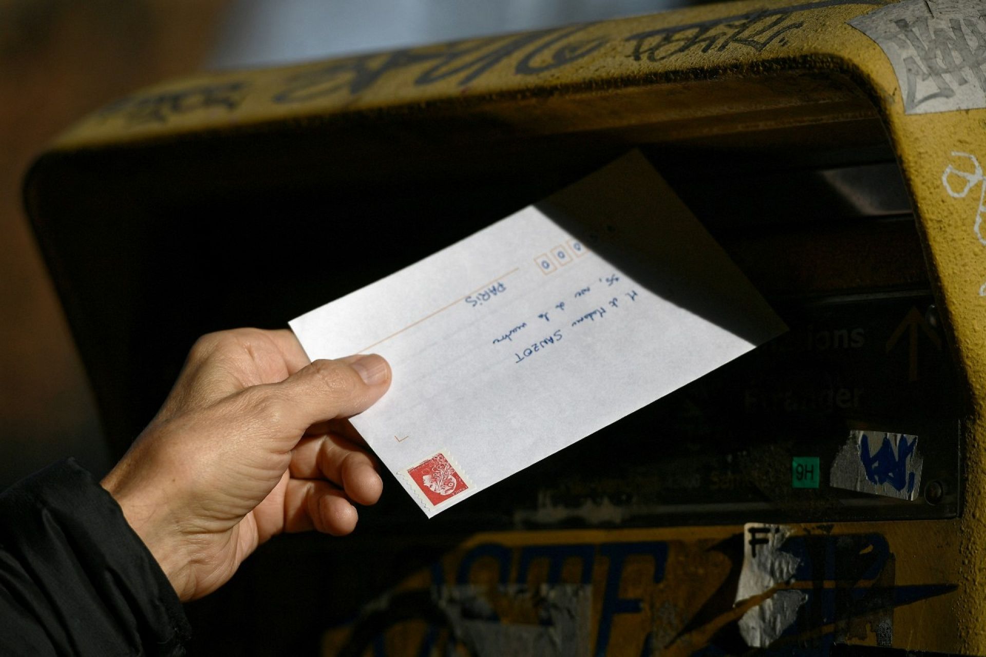 Au revoir timbre rouge! Next day delivery goes digital in France | Euronews