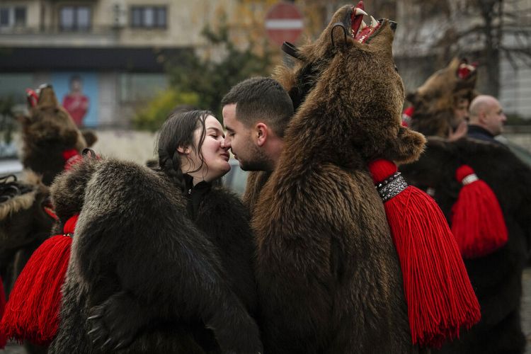 In photos: Romania's 'dancing bear festival' | Euronews